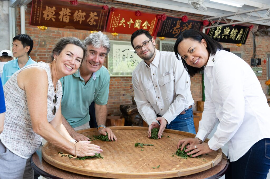 駐臺使節走訪坪林茶鄉之旅 深度體驗臺灣秘境 | 蕃新聞